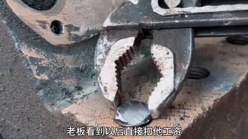 厂里维修设备,小伙把螺丝拧断了,老板扣他工资,看他怎么补救的