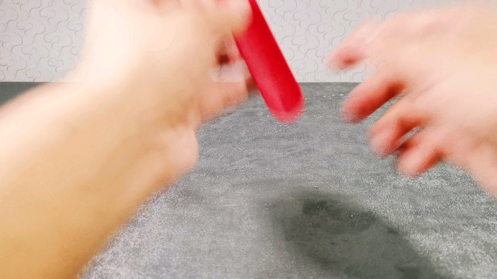 科学小实验:把气球放进热水和冷水中会有什么反应