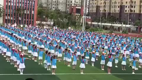 看看现在的学校,比我们以前的学校强大100倍