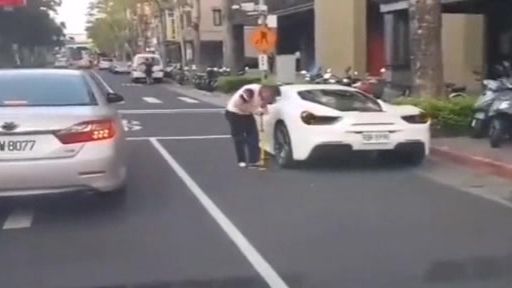 实拍大哥用打气筒给汽车轮胎打气,大哥真牛掰1