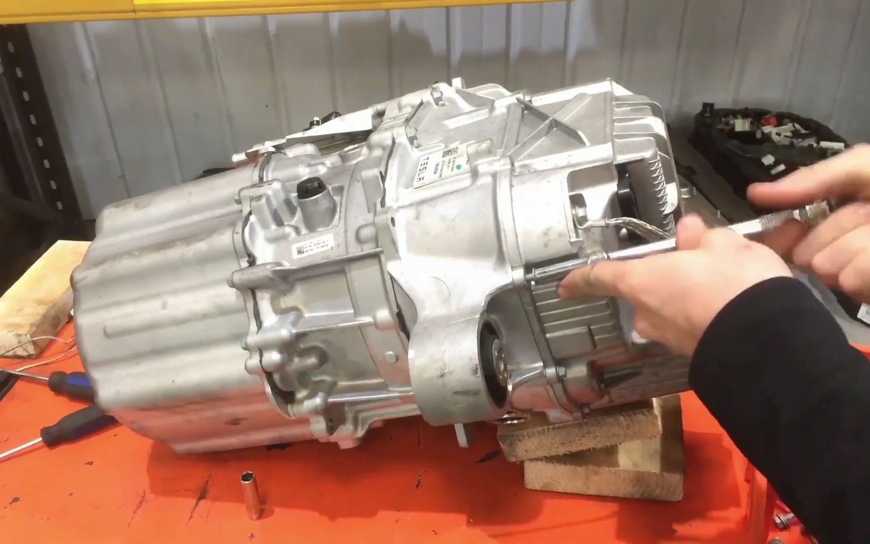 维修特斯拉Tesla Model X电机控制器,更换控制电路板—新能源汽车维修