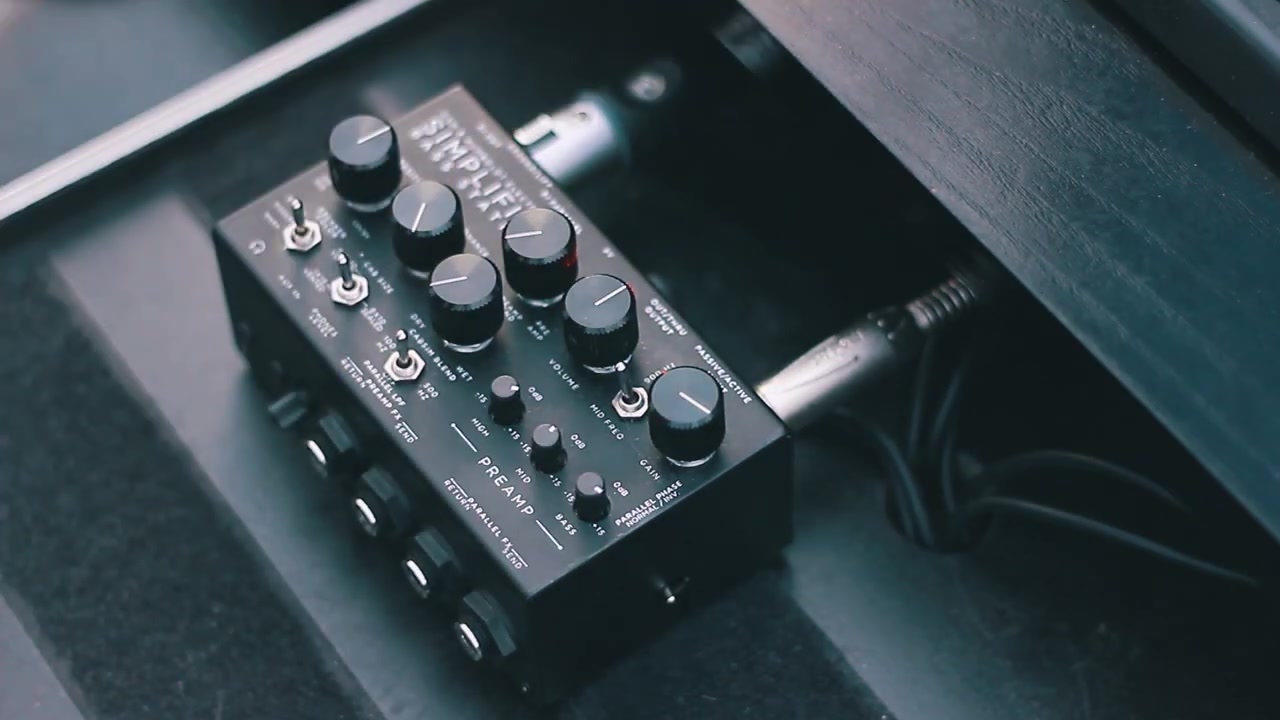 ...SIMPLIFIER BASS STATION 电贝司前级单块工作站多功能接口