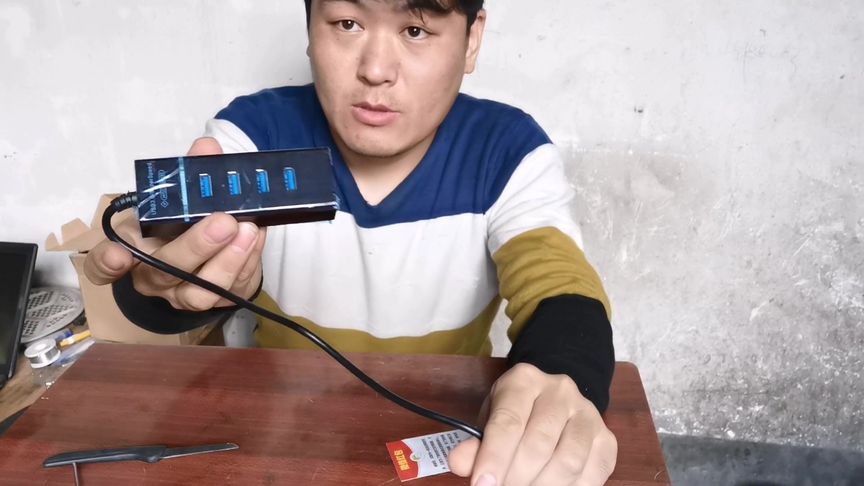 电脑USB口扩展出现两个USB口不能插移动硬盘,可以插手机,什么鬼