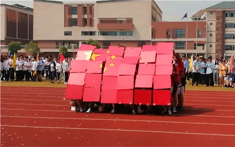 【运动会开幕式】全班同学变身国旗,数学老师献唱《国家》,超红开幕式!