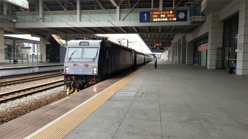 K9263 松桃-深圳东快速列车东莞站一站台缓慢停车