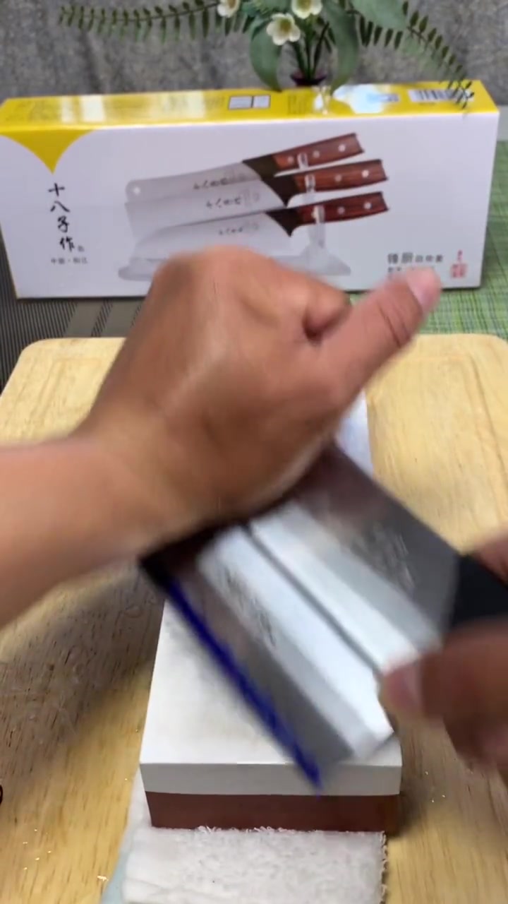 「斩切刀—-又称文武刀」即前切后斩之功能、复磨刀刃要根据使用...
