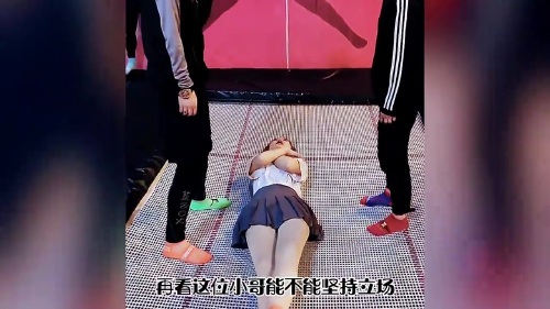 在虚拟世界中,笑声不断与现实生活的烦恼形成鲜明对比!