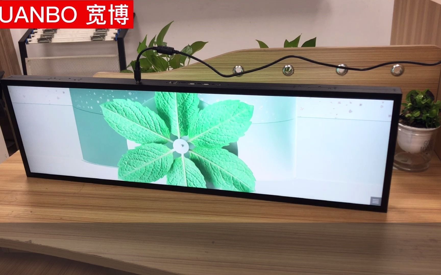 宽博科技36.5寸双面条形屏,从不同维度看条屏!