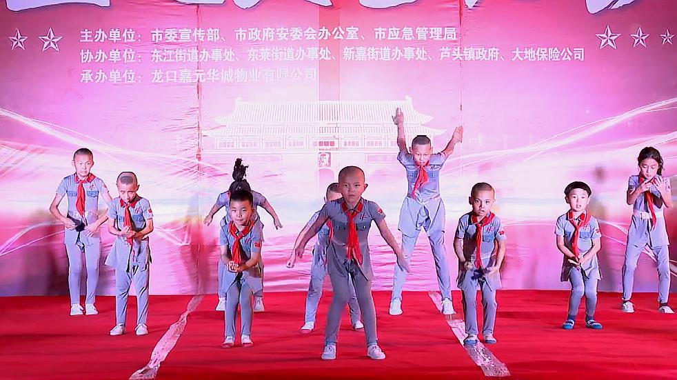 儿童武术表演能将中国武术的刚与力量完美的演绎,实在让人惊叹!