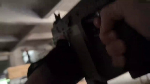 真人cs对战,沉浸式搜点对枪,对面真的苟直接上房顶,被一梭带走