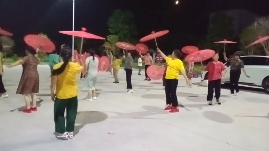 伞舞《红枣树》,歌声动听,伞舞也优美。