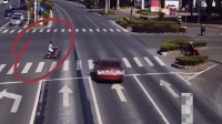 电动自行车闯红灯被撞飞,请遵守交通法规安全驾驶