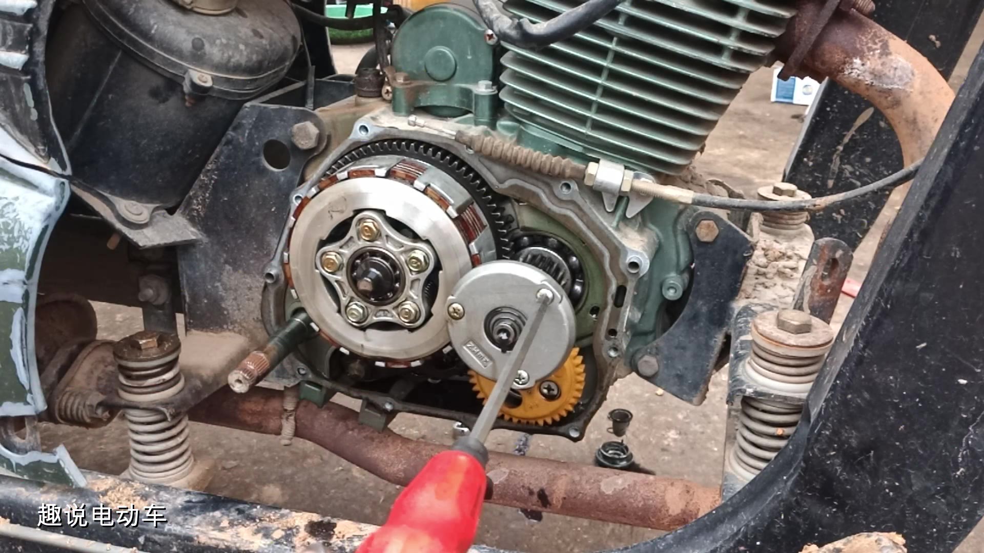 三轮车上坡无力;油门加大跑不快,你知道怎么修理吗?其实好简单