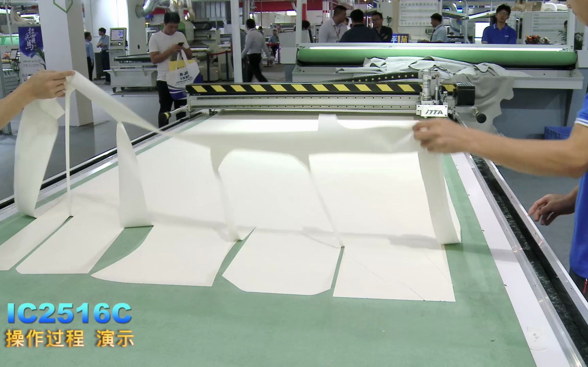 意达科技2516标准材料裁剪机,支持刀具互换一机多用,适应生产需要