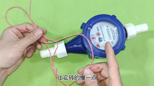 把一根绳故意塞进水表里,就能卡住水表的齿轮不转?假的别上当了