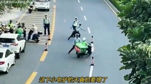 自打广州出台电动车新规后年轻人突发奇想选择老年电动轮椅来代步...