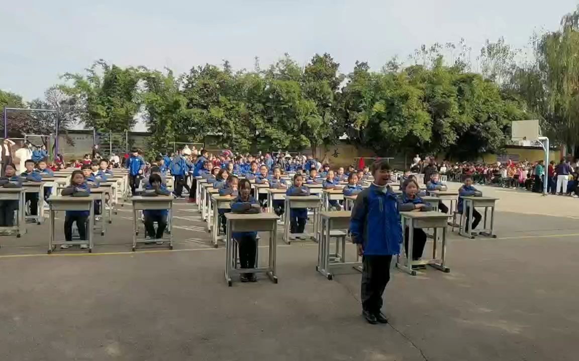 四三班课桌操《让我们荡起双桨》