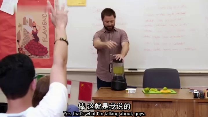 这学校建筑真够老的,老师踢一下桌子,天花板直接掉了一大块下来