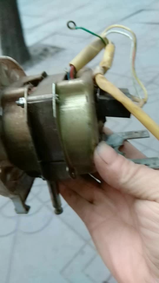 风扇电机通电没有反应!把线包上热敏电阻短路就好!热敏电阻开路啦!