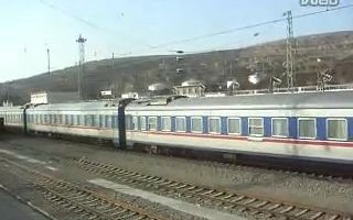 SS7E牵引上海-乌鲁木齐T53次列车通过兰州东站