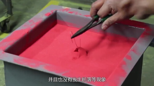 不可思议的粉末喷涂,将工件浸泡在粉末池,就能变成一层保护膜
