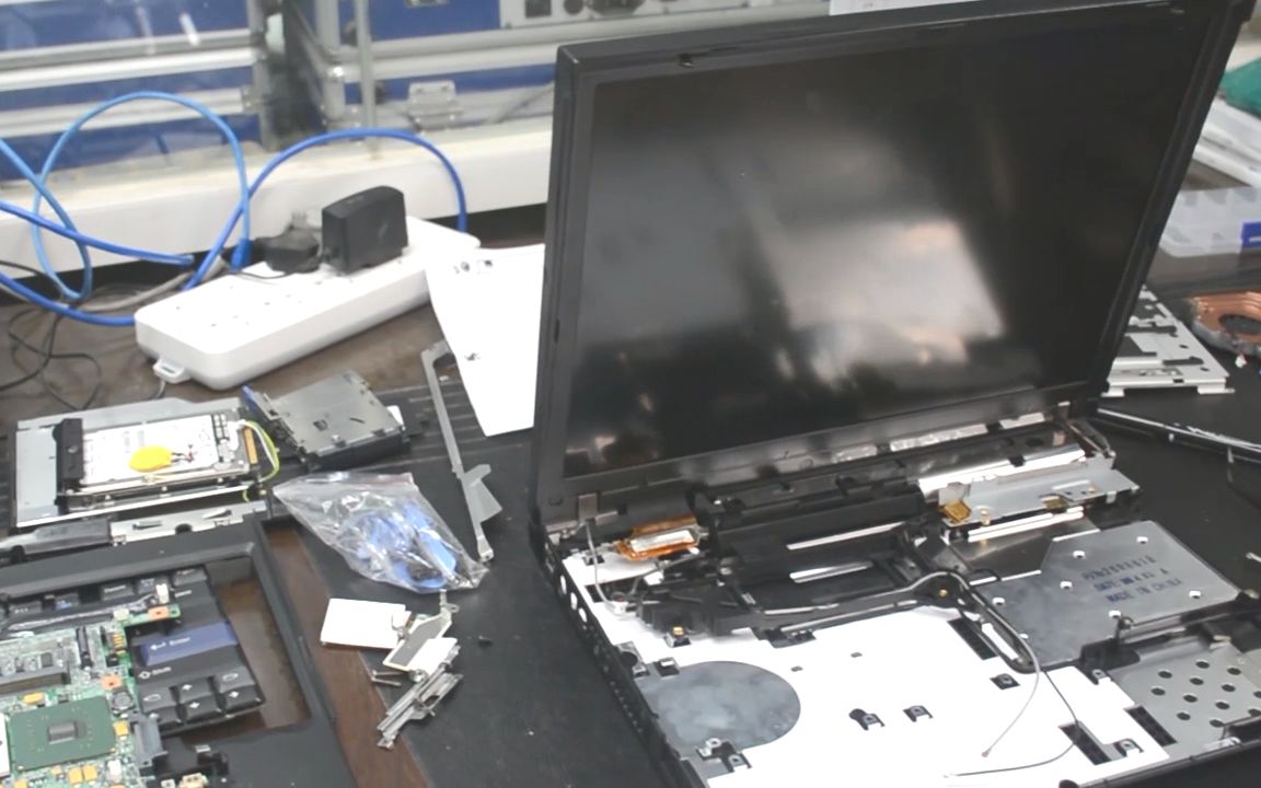ThinkPad R52 笔记本拆装机视频-北京理工大学“笔记本拆装与维修”...