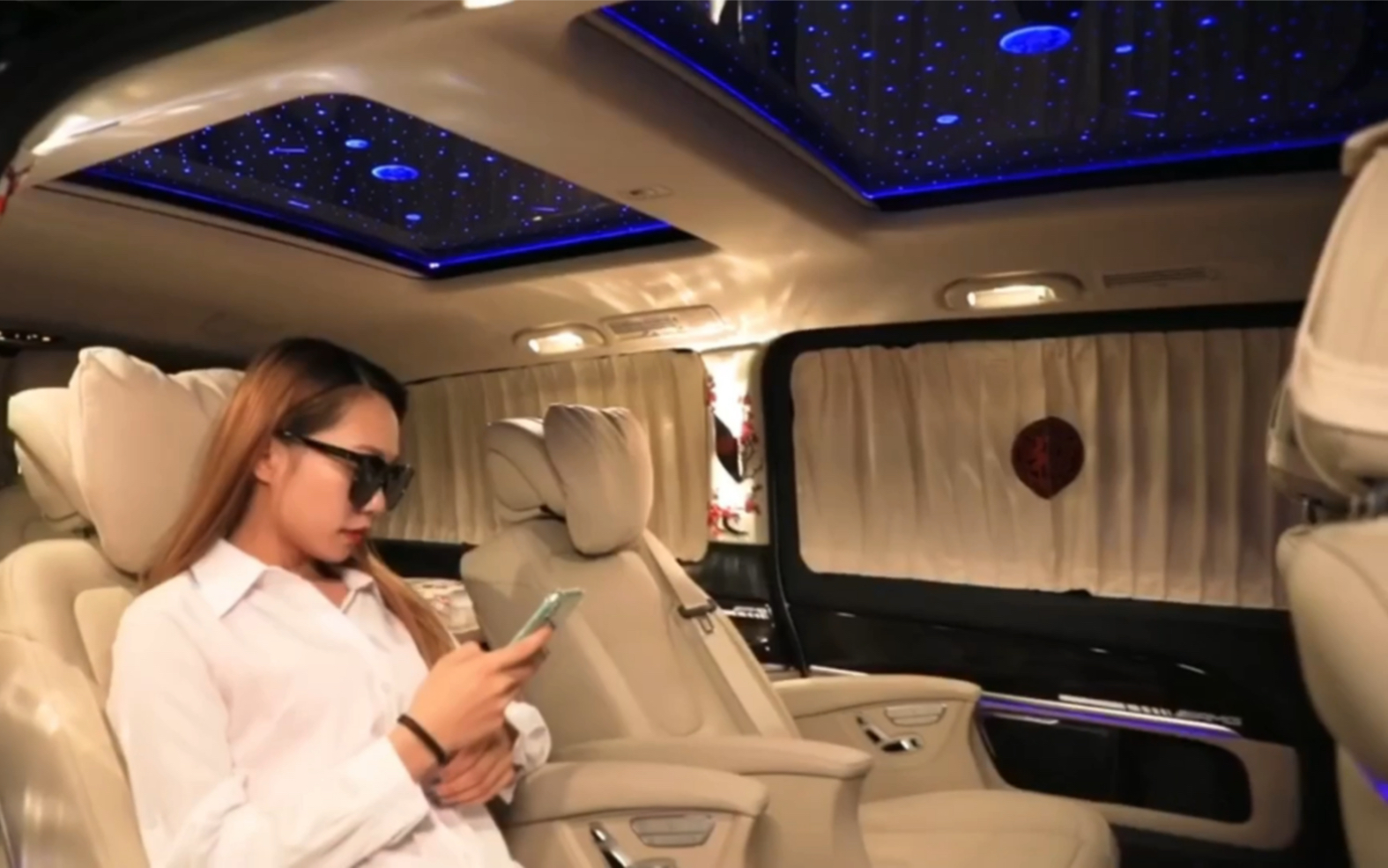 ...欧美之光星空天窗顶液晶柔性屏抖音同款星空膜星空玻璃汽车改装案例