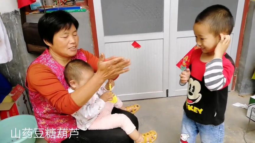 奶奶用橡皮泥捏了个小动物,孙子看了说这不是棒棒糖吗