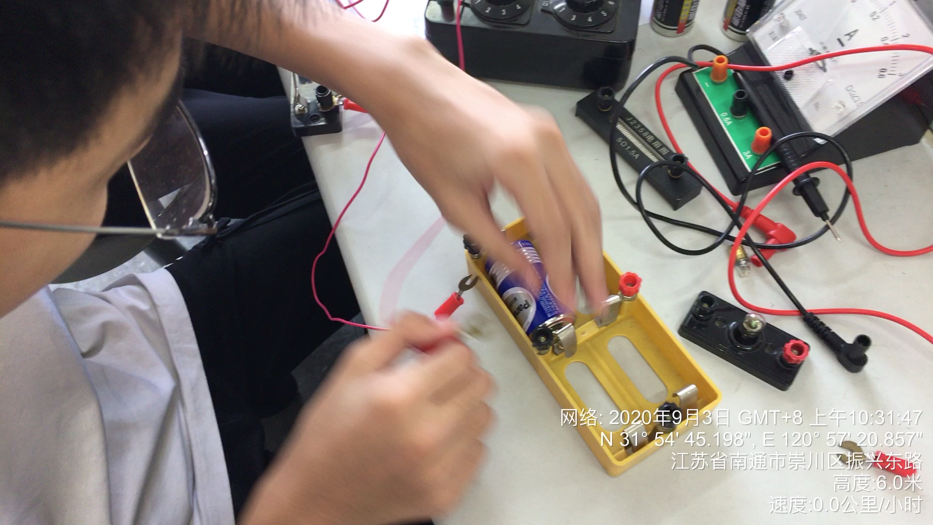 ...电动势和内阻,为什么电路不同?这里最好让弹片接触电池的屁股负极,...