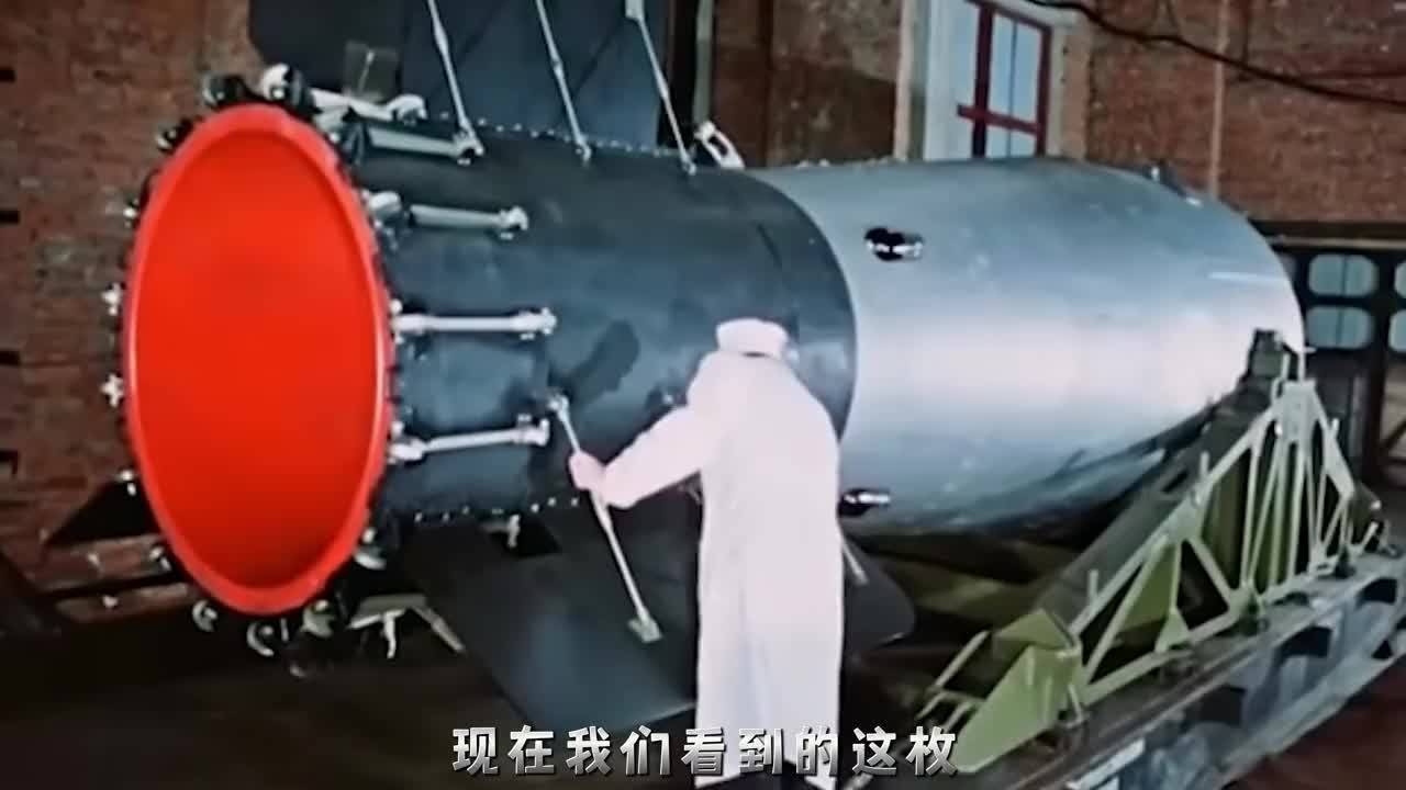 ...由于尺寸过大,组装时需要在铁轨上搭一个特殊的车间,然后在平板车上...