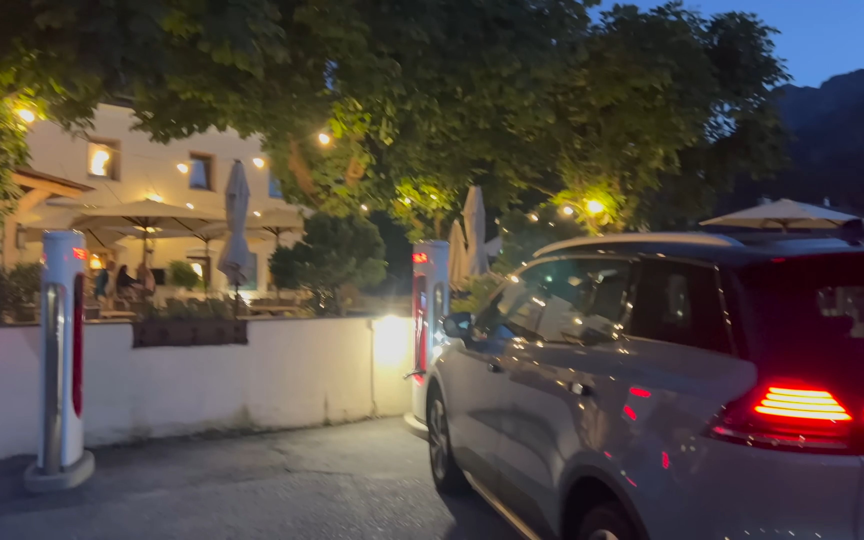 ...非特斯拉的CCS接口车辆,这家奥地利特斯拉超充和餐厅也非常有意思