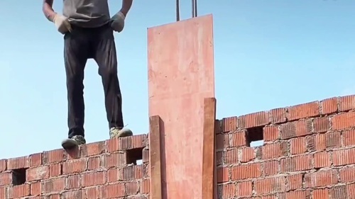 姨父正在用模板夹具加固柱子模板