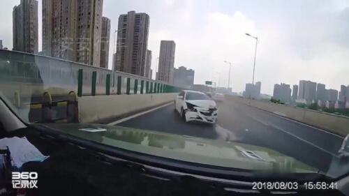 行车记录仪:玩手机还是疲劳驾驶?一瞬间车头就废了!