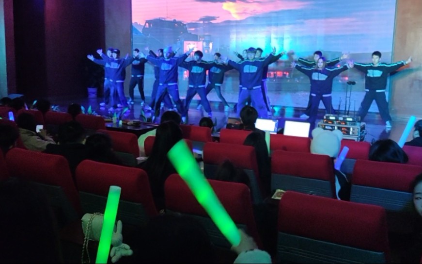 学校元旦晚会的节目,女生一出,尖叫连连!