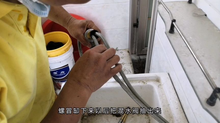 洗脸盆菜盆软管漏水怎么换,更换起来也很简单,看看就会