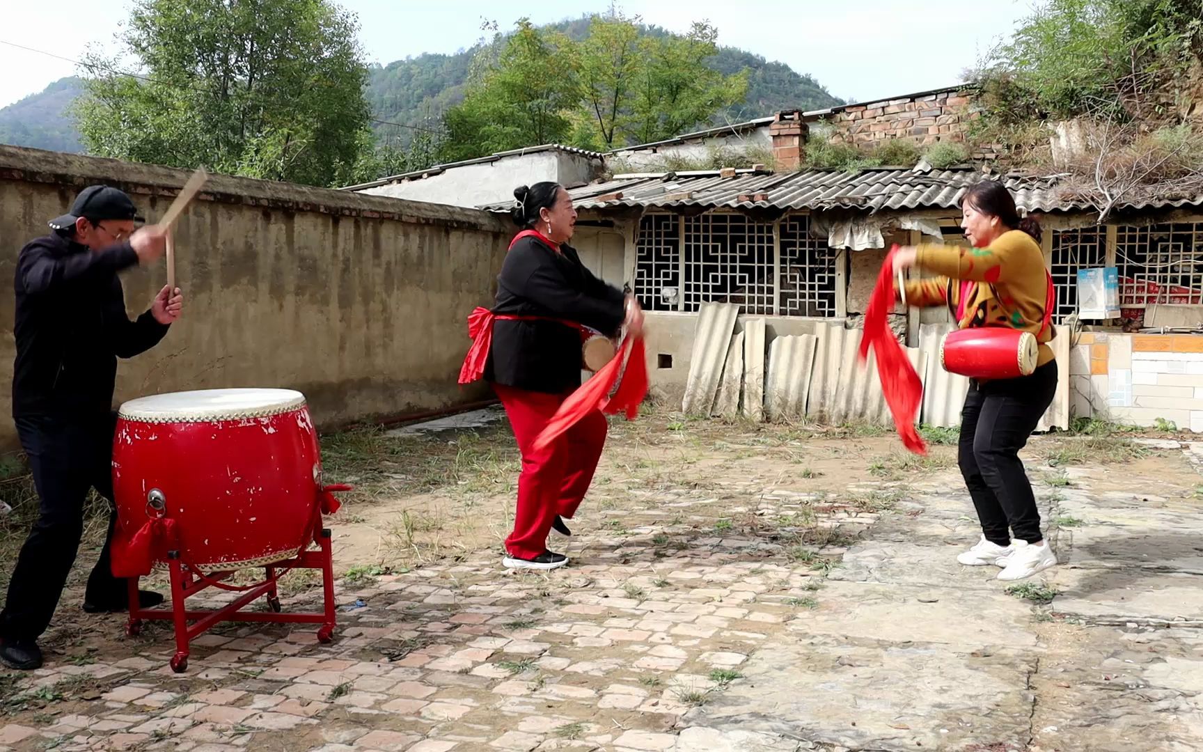 两大姐学了腰鼓后,即兴展示一下,打起鼓点伴奏跳的不亦说乎