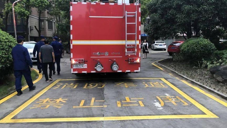.堵消防车通道难题 全四川已施划消防车通道及作业面标线的住宅小区.
