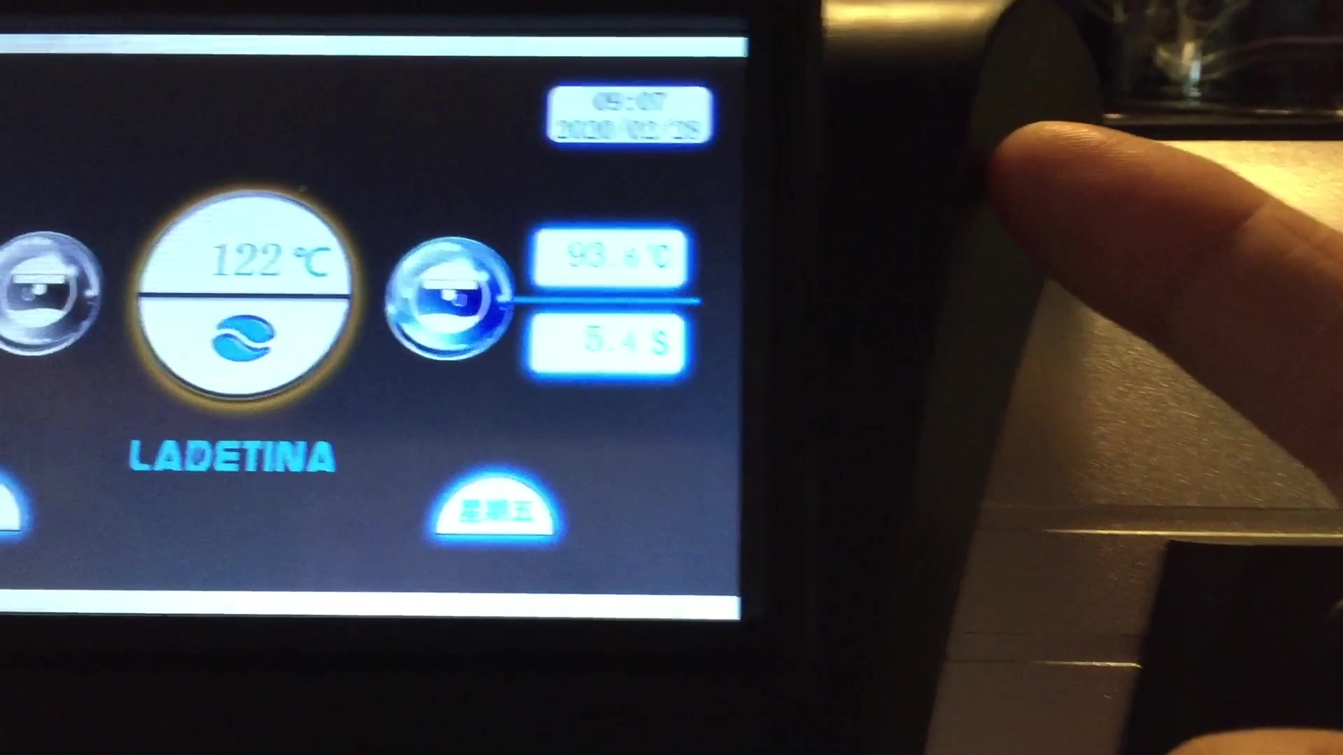 营业前萃取第一杯浓缩咖啡