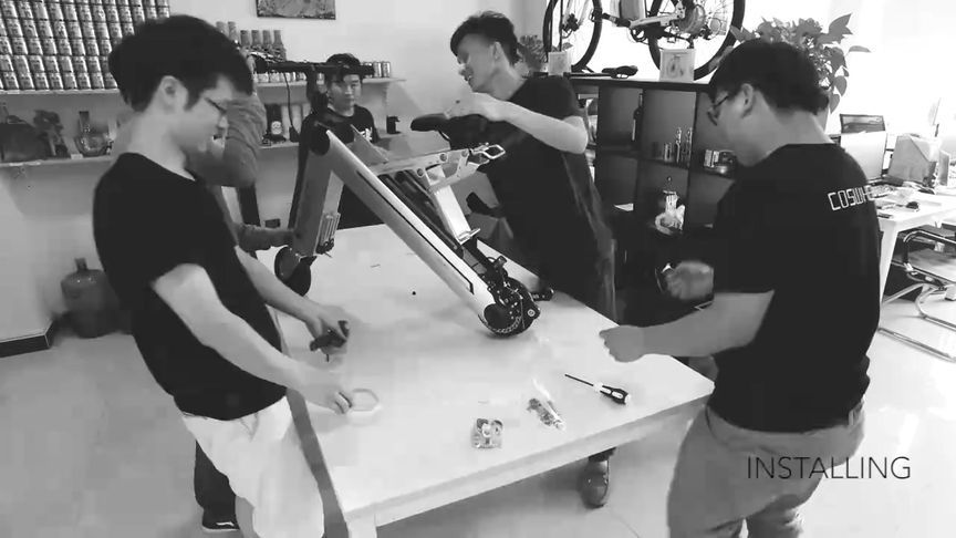 这是一辆在国外都盛传的变形金刚电动折叠车,就差自动组装了!