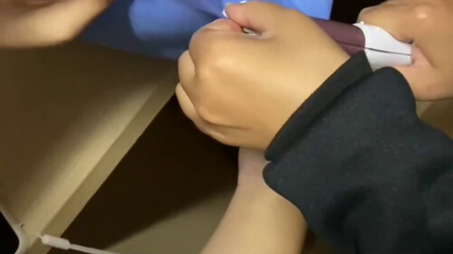 学校要求学生叠被子,学生连夹直板都派上用场