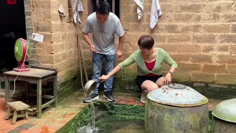 农村搞笑视频,隔离邻舍互相帮助