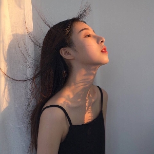 珠帘入夏映清漪 