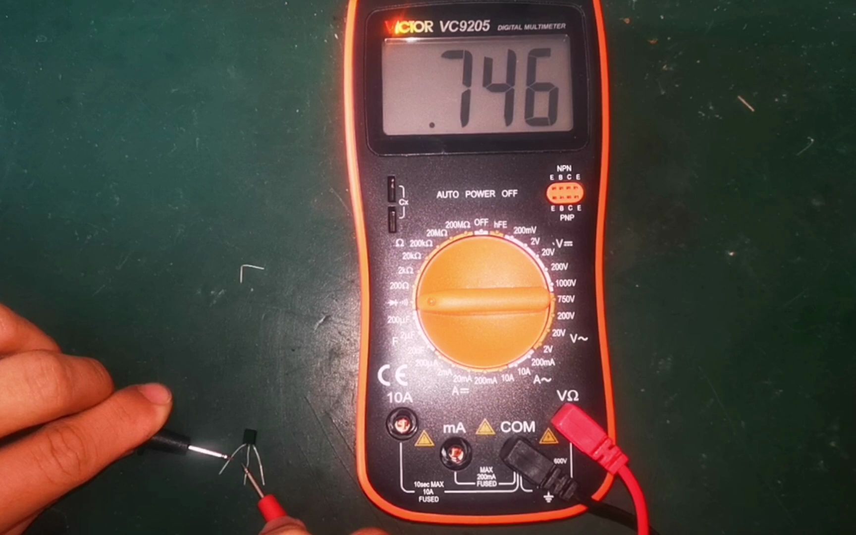 数字万用表测量三极管,电子制作必备元件,npn管判断