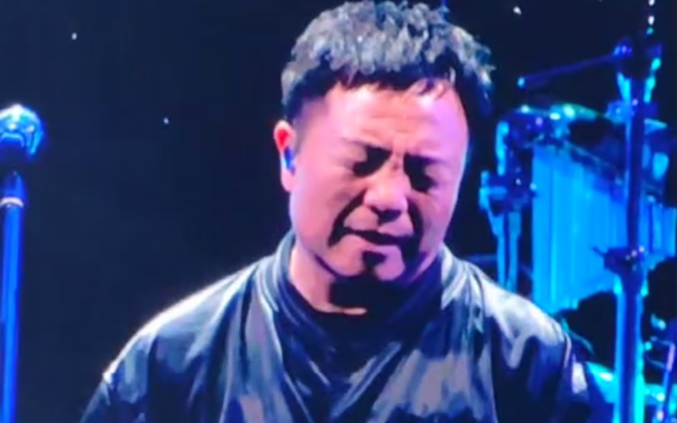 许巍北京演唱会落泪!手铃摇的让人心碎!《春海》致妈妈的歌,伴随大雨...