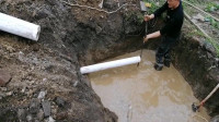给客户装排污管,化粪池在公路的另一边,看师傅是怎么安排的