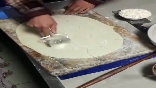 大妈发明取饺子皮神器,效果杠杠的!