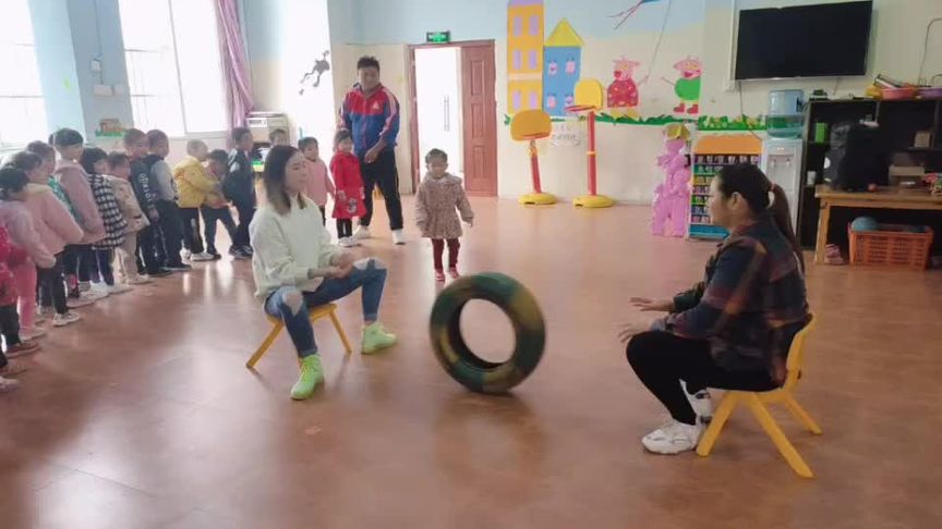 中班课程:车轮滚滚技能: 快速跑情感:自我保护认知 :