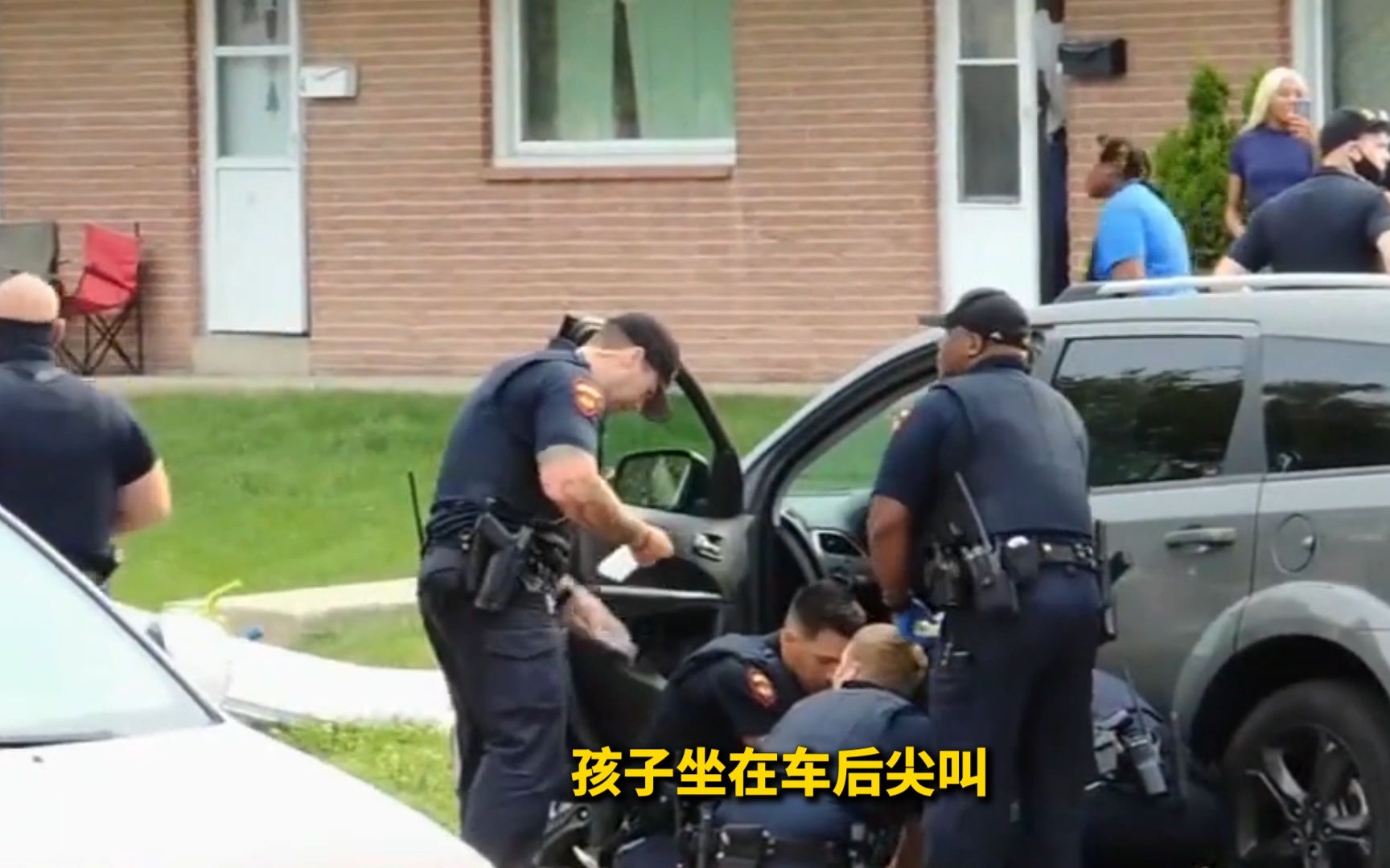 美警察对非裔男子连开7枪 该男子的3个孩子在现场目睹了一切