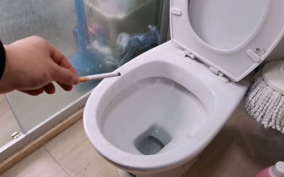 厕所内有烟味不用开窗,教你一个诀窍,轻松去除烟味,这法子聪明