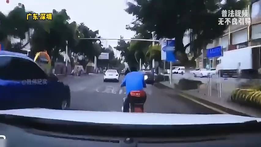 男子疯狂撞击电动车,面对民警依然态度嚣张:就是坐牢也要撞他